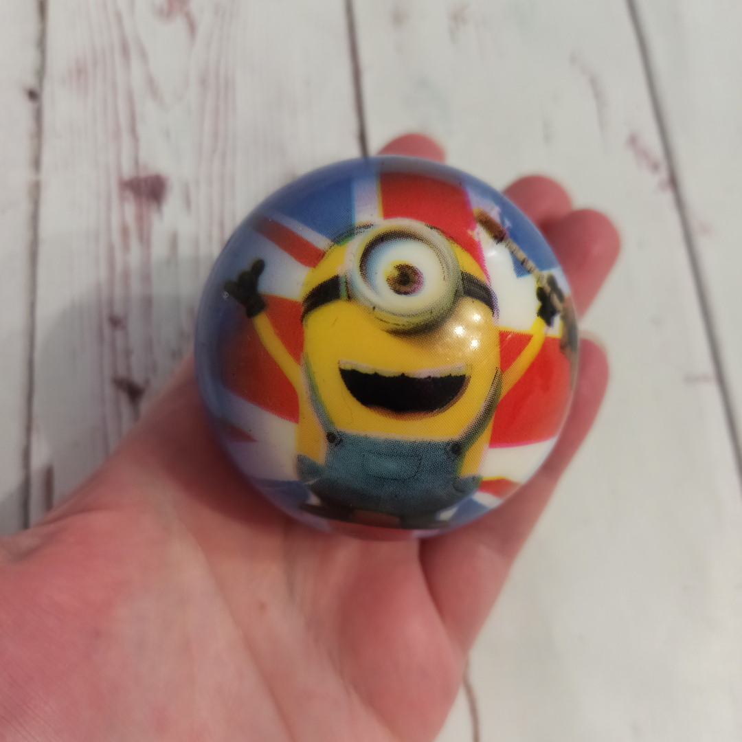 Piłeczka Hello London z Minionkiem i Flagą 7 cm > Edu Pszczółka